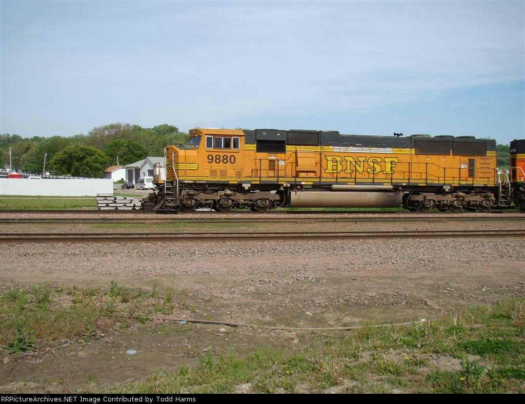 BNSF 9880